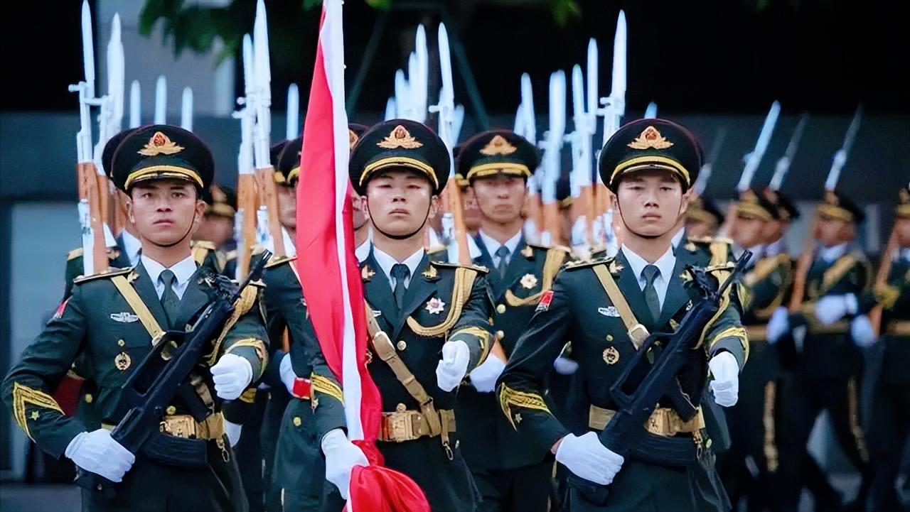 What kind of arms are the honor guards of the three armed forces of ...