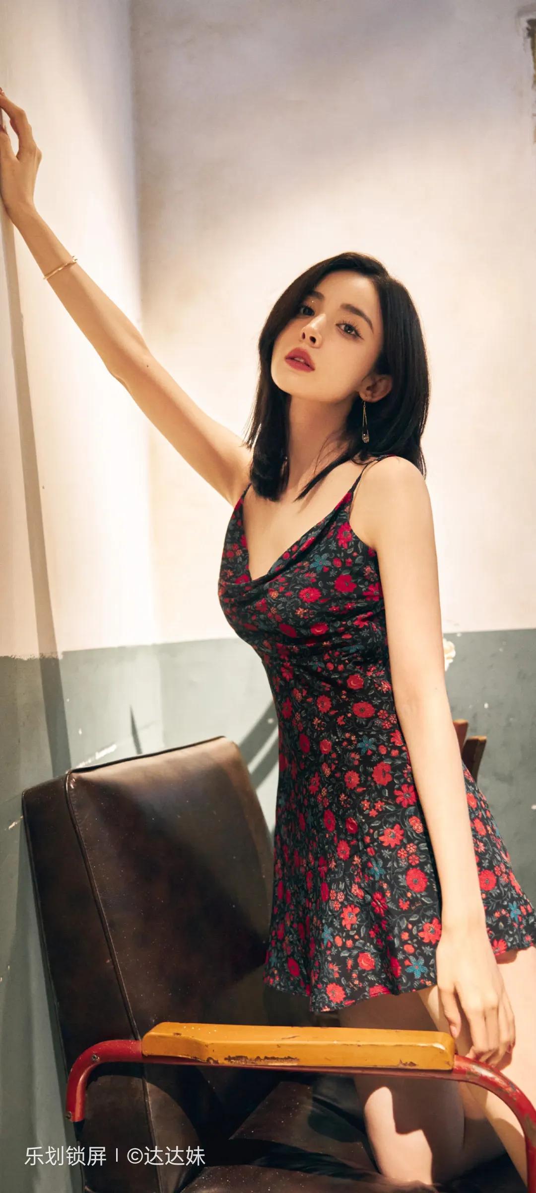 Leng Yan beauty "Gulinaza" black flower dress fashion temperament photo - iNEWS