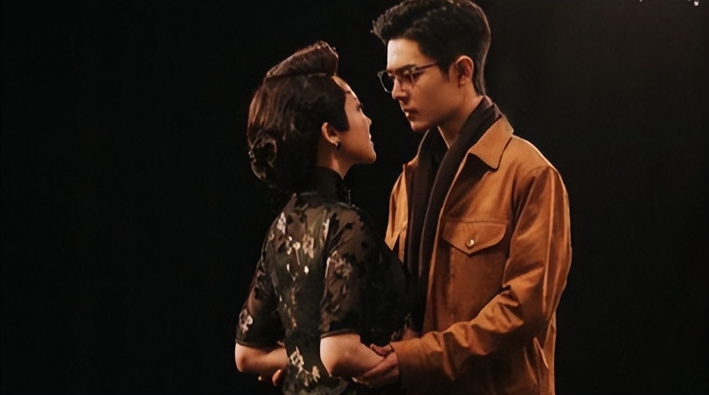 Passionately kissing Xiao Zhan and letting Zhang Han hold her in his ...