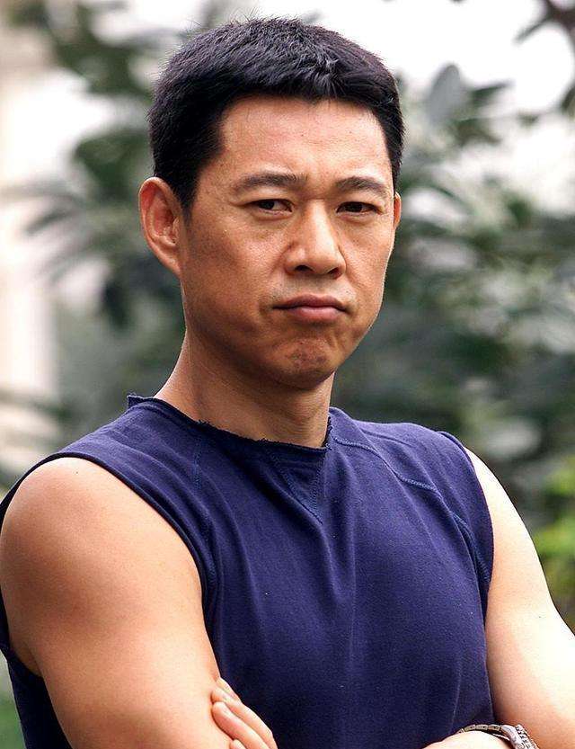 Zhang Fengyi: Marrying a sweet wife 12 years younger in the second ...