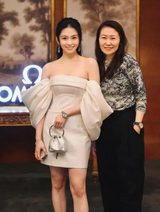 Shen Ri is exactly like her mother Qiu Shuzhen, wearing a tube top and ...