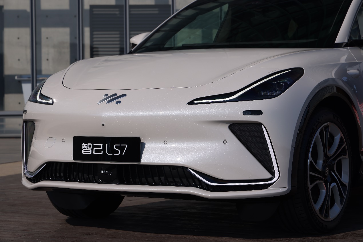 Innovation does not stop, Zhiji Automobile's first SUV LS7 can lie flat and roll up - iNEWS