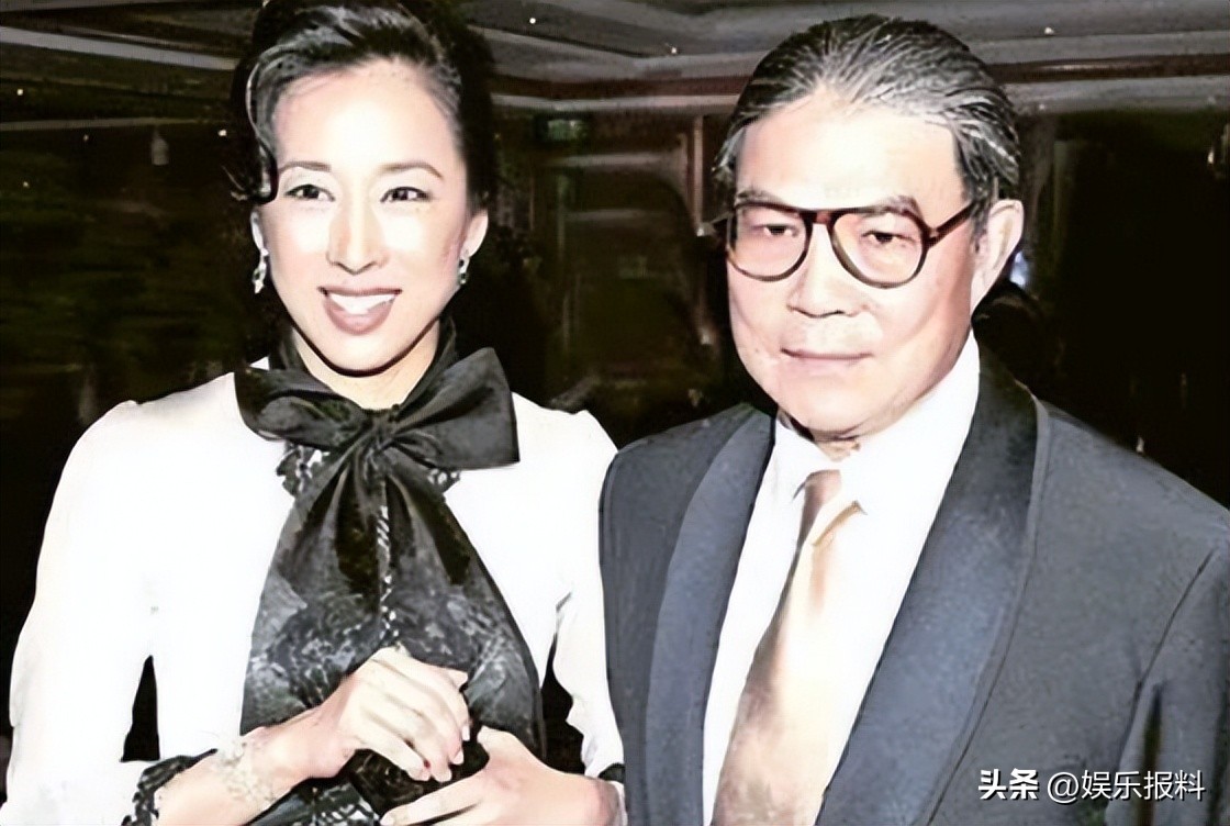 Guo Jingjing's father-in-law showed up!Wearing sunglasses with white ...