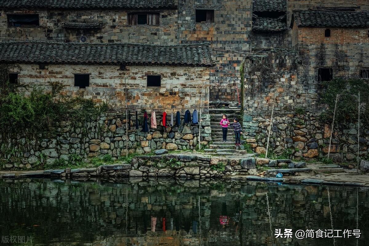 The ancestors said, "The door opens on the first day of July, don't do ...