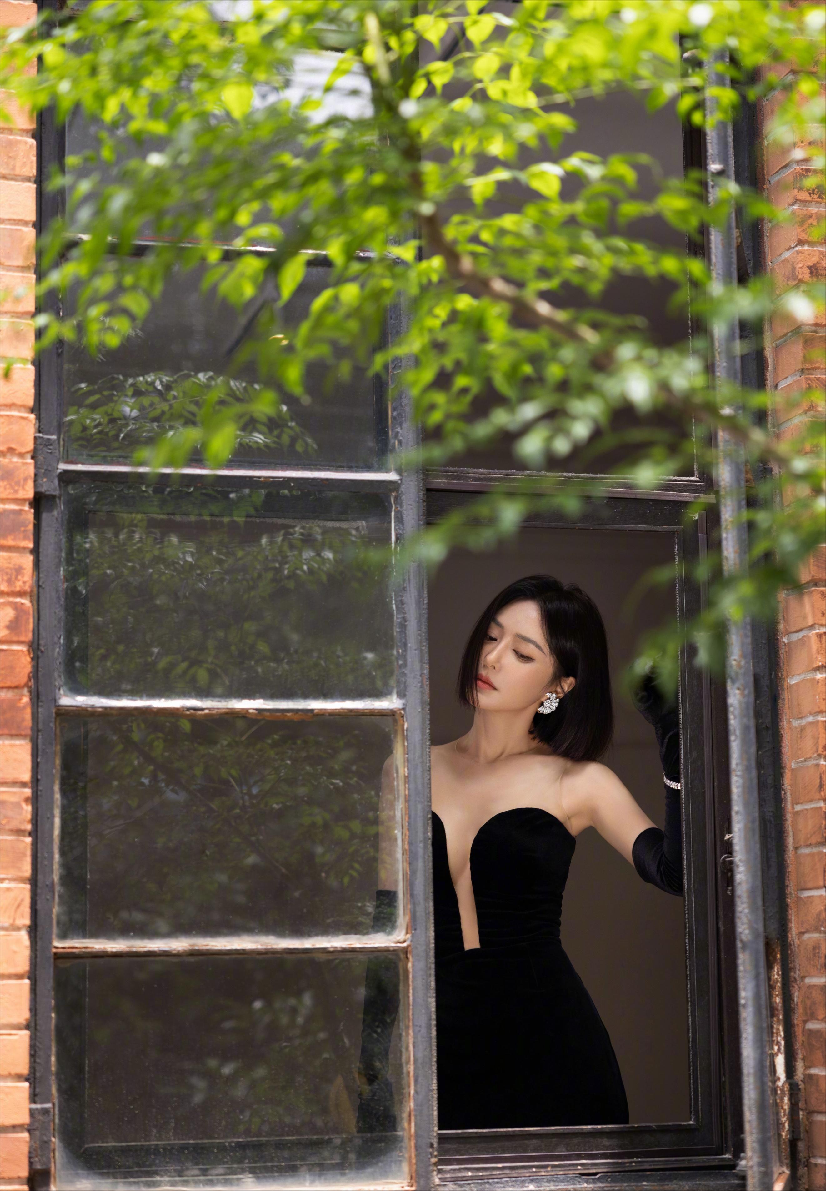 At the event, Qin Lan showed off her figure in a hollow dress, and Zhao ...