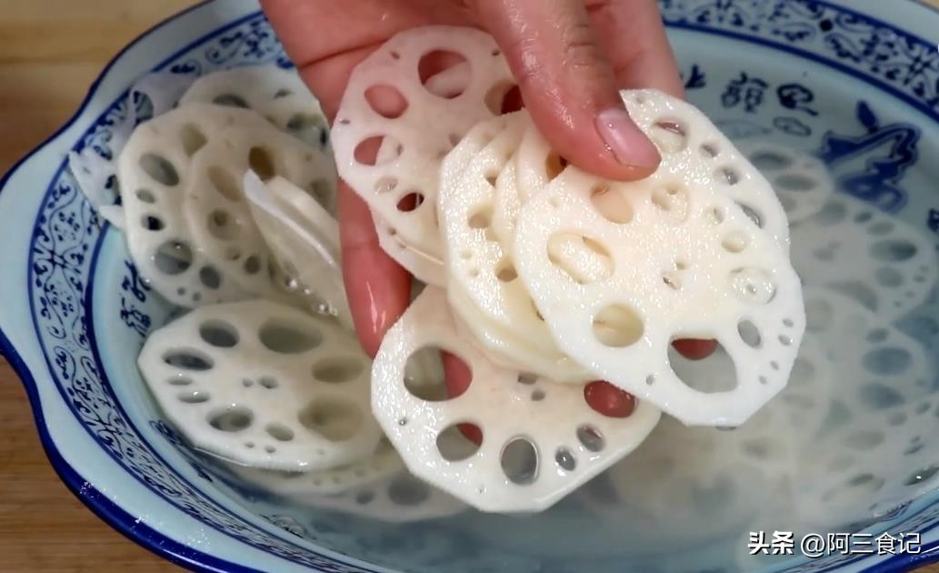 The best way to eat lotus root, neither frying nor stewing, it is crisp ...