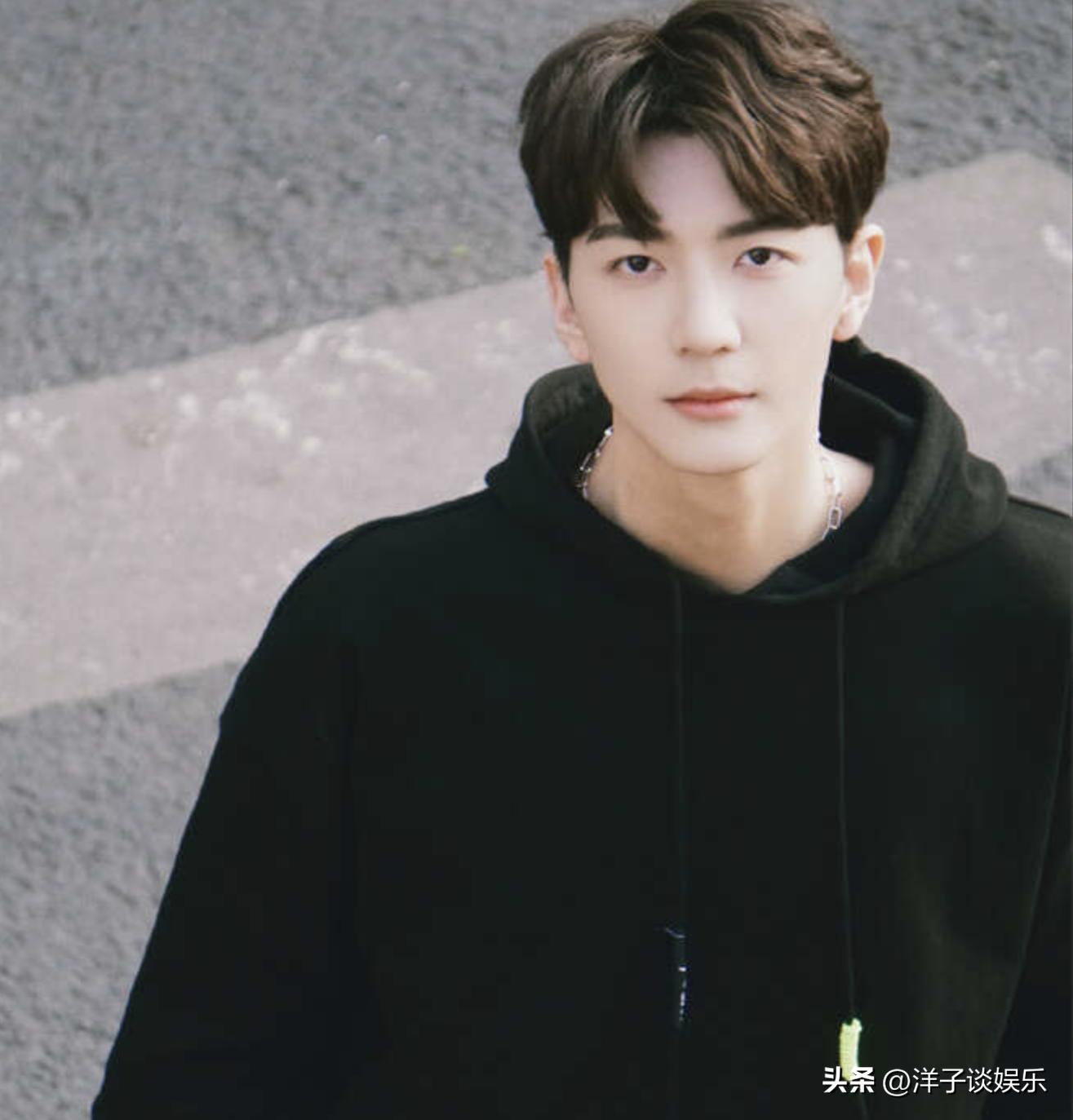 A recent photo of Hung Xin's son Zhang Haolian was exposed, with a tall ...