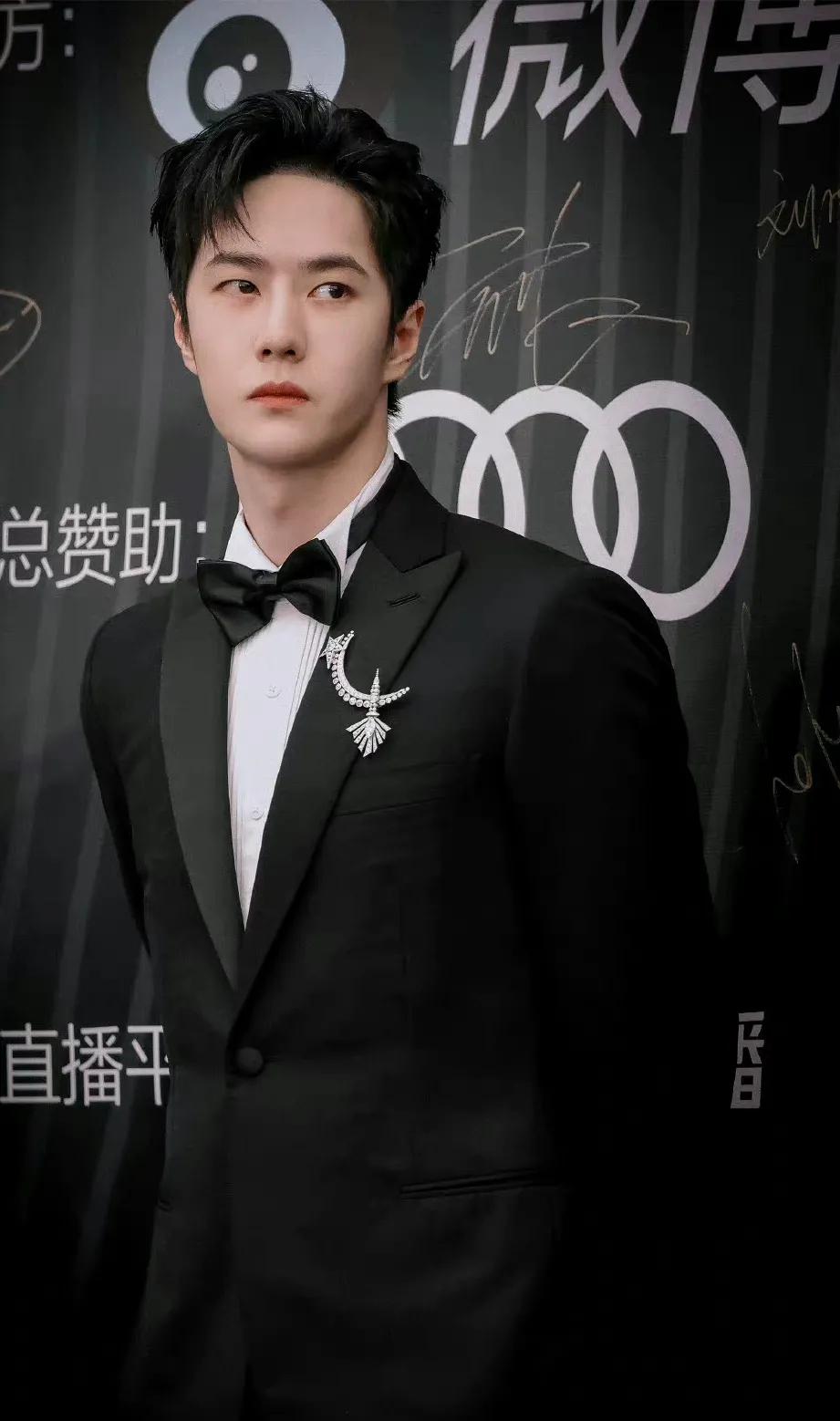 Wang Yibo's Weibo movie night style - iNEWS