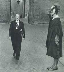 A doctor caused the explosion of the body of Pope Pius XII due to poor ...