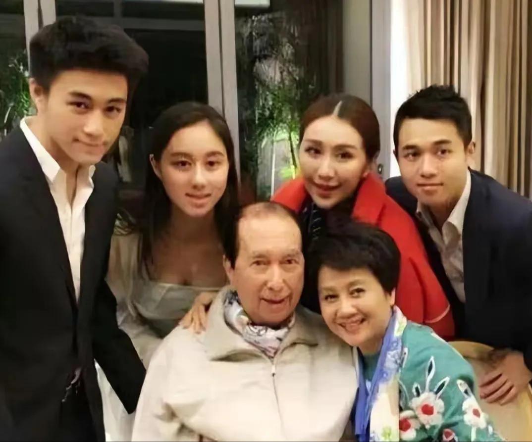 Liang Anqi is willing to play a supporting role, and she walks with He ...