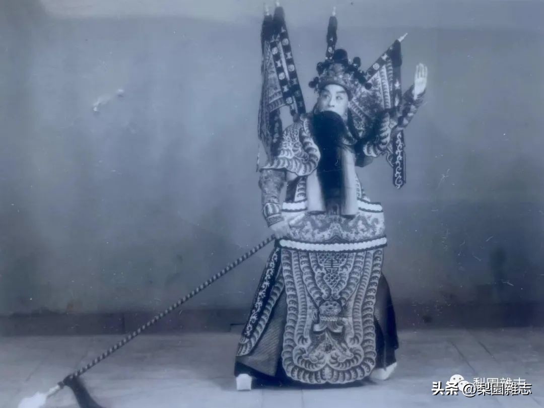 Marriage between old and young students of the same clan and surname ...