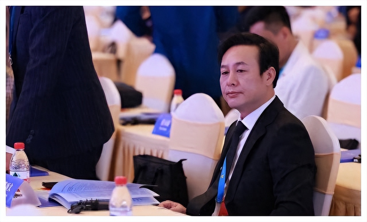 All the stars attended the event in formal attire: Feng Xiaogang was so ...