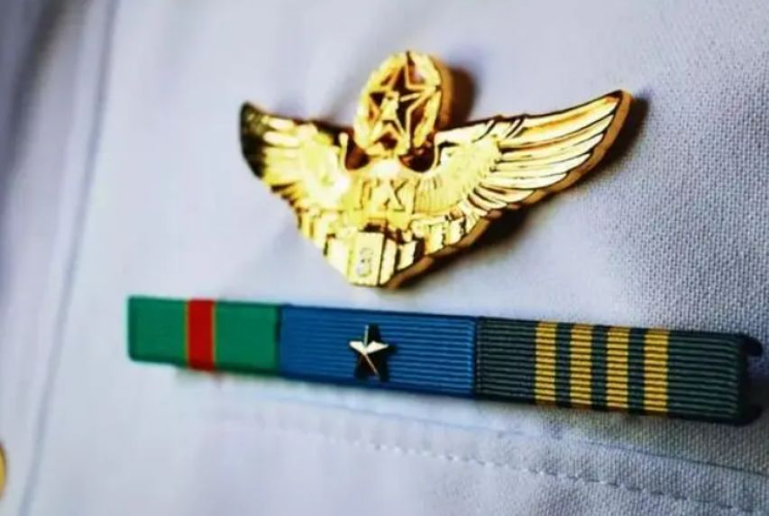 How to correctly identify the seniority badge on the chest of a PLA ...