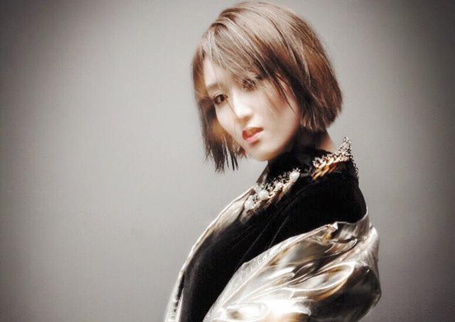 Tang Yixi, a 30-year-old beauty who has followed Zhao Benshan for 11 ...