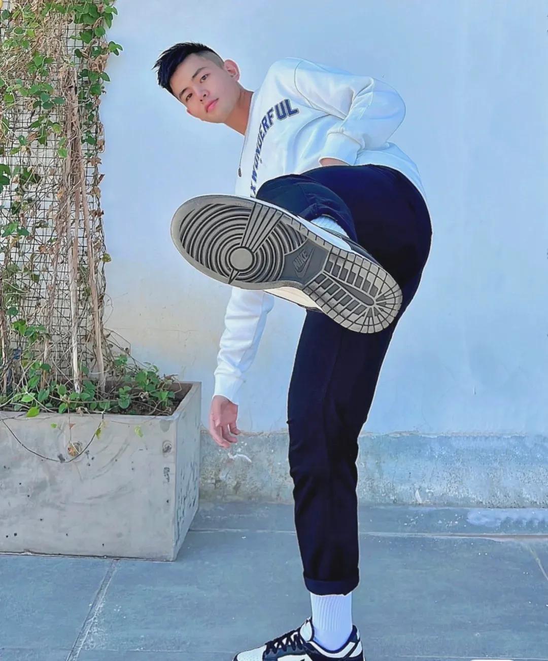 handsome guy in white socks - iNEWS