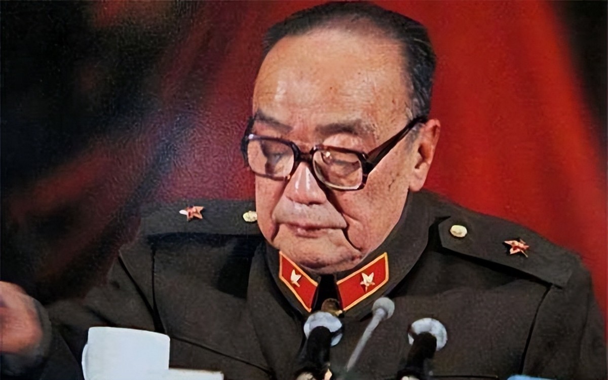 In 1991, when Yang Shangkun interviewed the actors after reviewing the ...