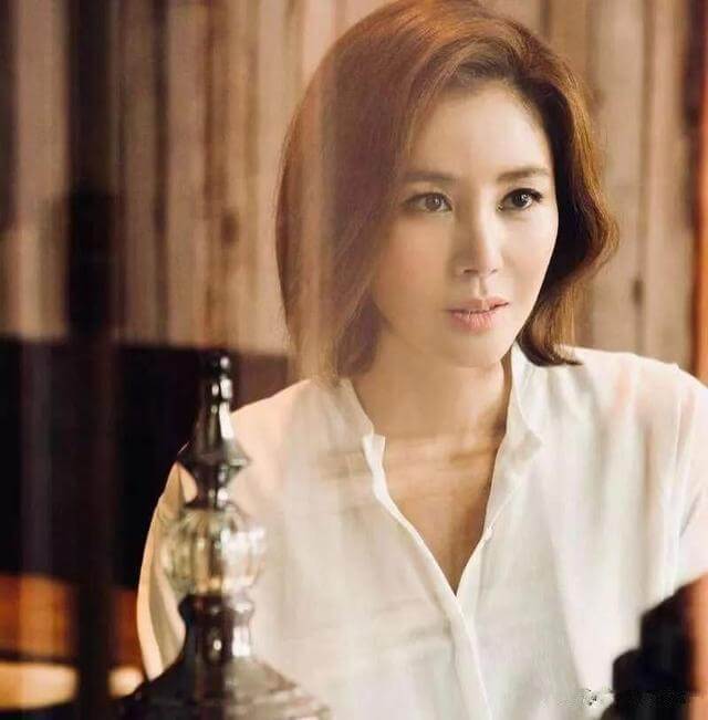 This is called "frozen age"!52-year-old Jin Chengling looks and figure like a 20-year-old girl ...