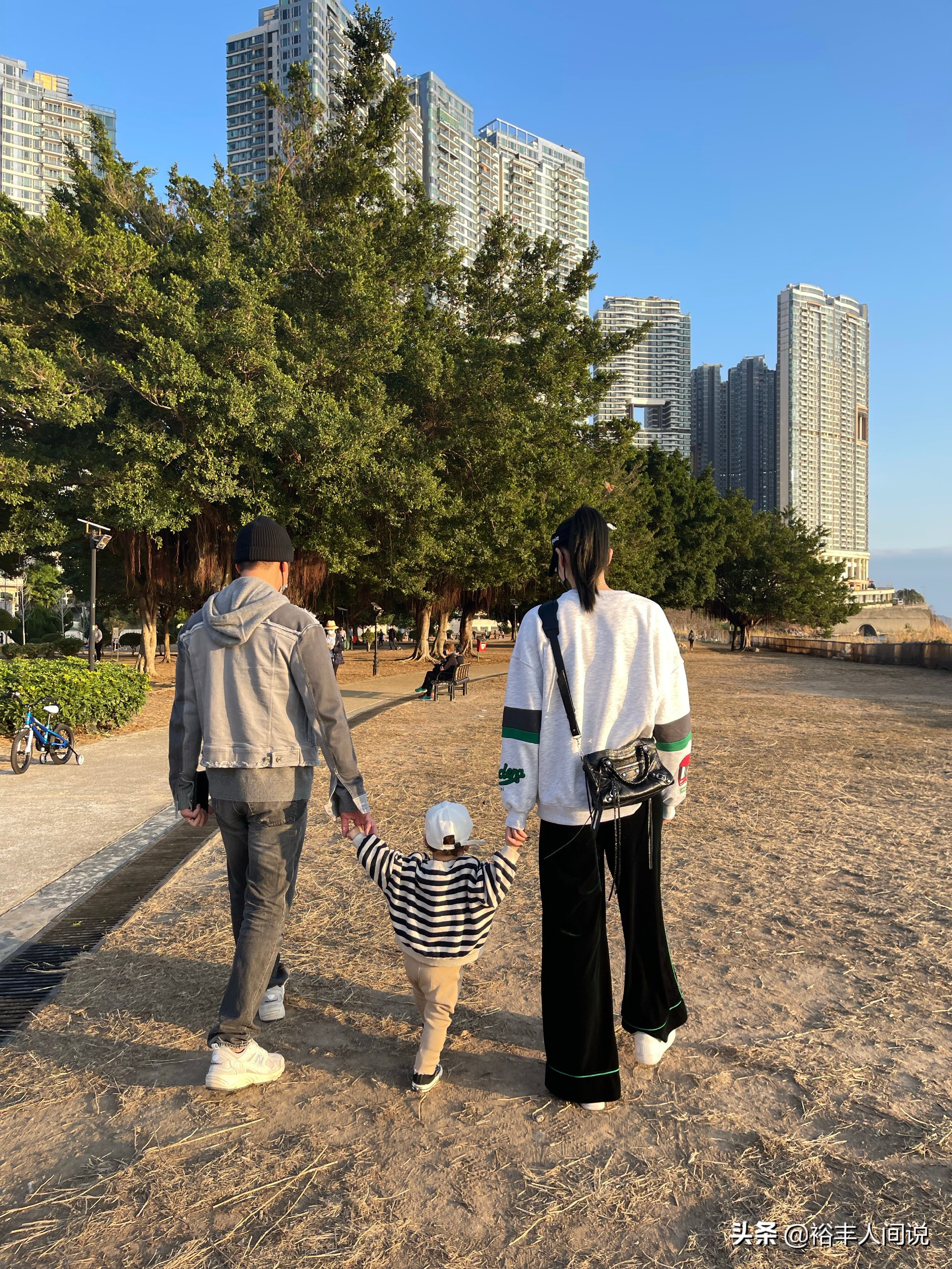 Zhang Xinyue's family of three went out to play!Holding hands is too ...