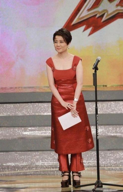 Liang Anqi has more charm!Fur and strap skirts are age-reducing and ...