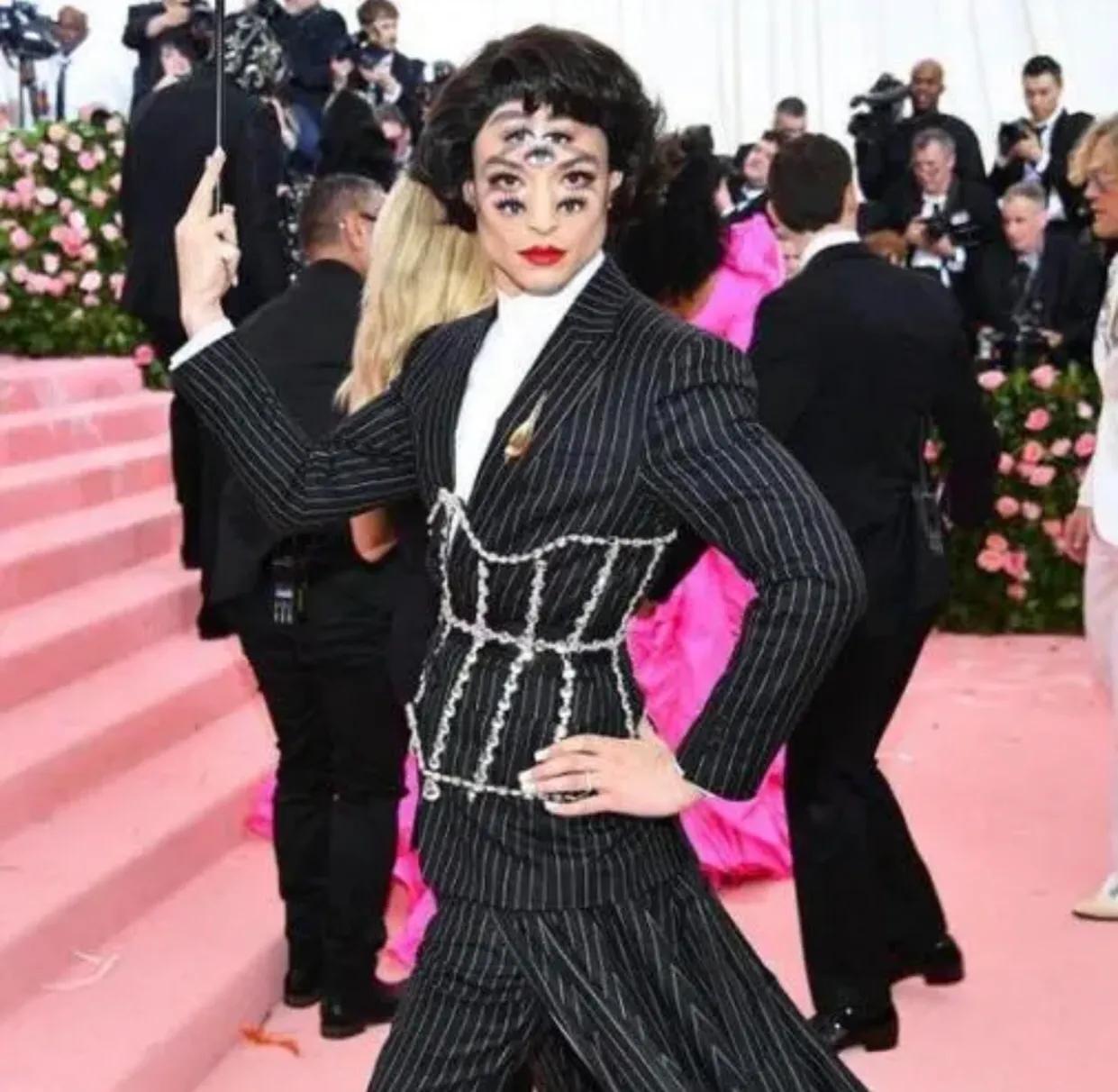 Check out the celebrities walking on the red carpet, eye-catching ...