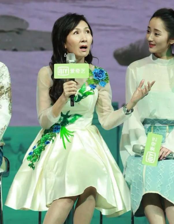 Chen Meiqi is 4 years younger than Ye Tong in the same frame, her ...