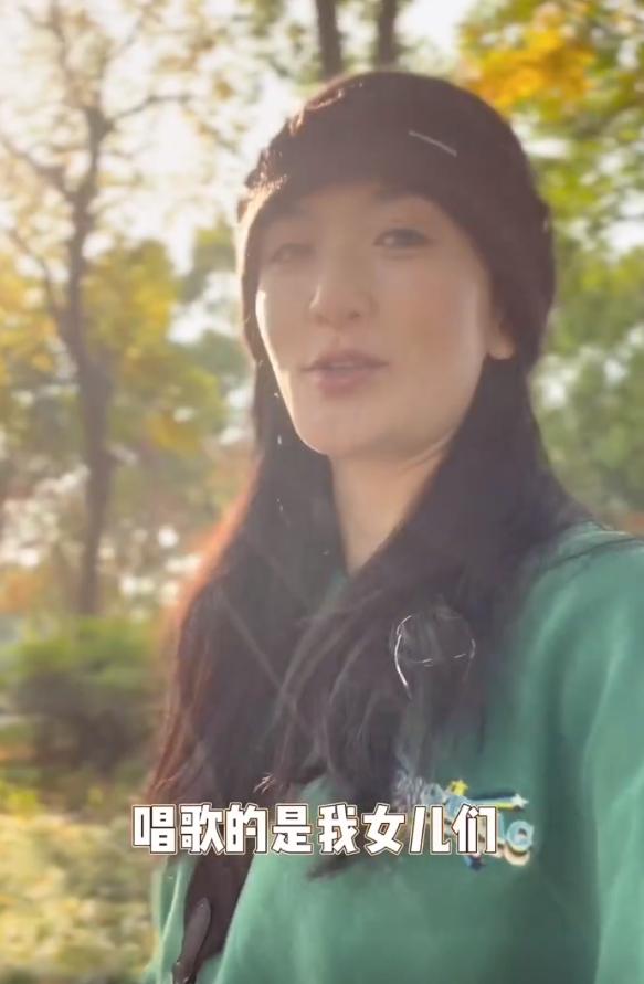 Xie Na took her three daughters to the park, holding Xiao Buya in her ...