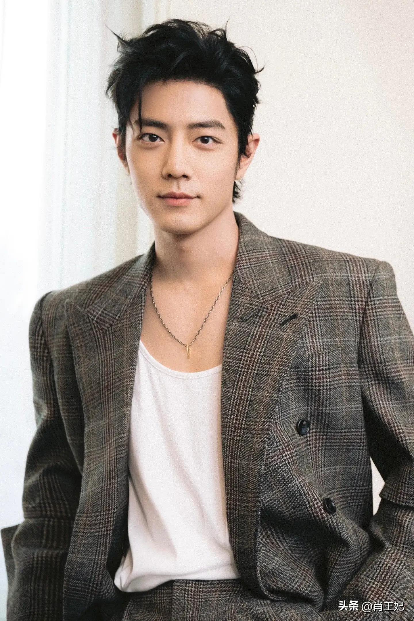 It is a hazy and beautiful picture, Xiao Zhan smiles nicely, obediently ...