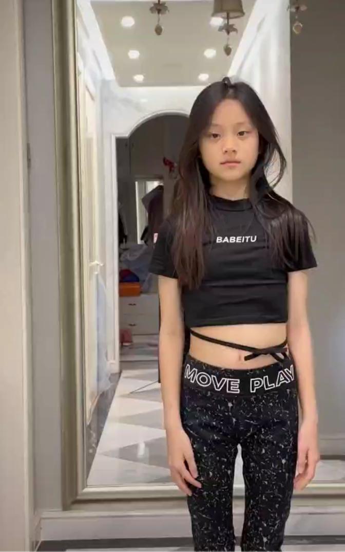 The 11-year-old Tianxin dances hotly, and her sexy clothes are ...