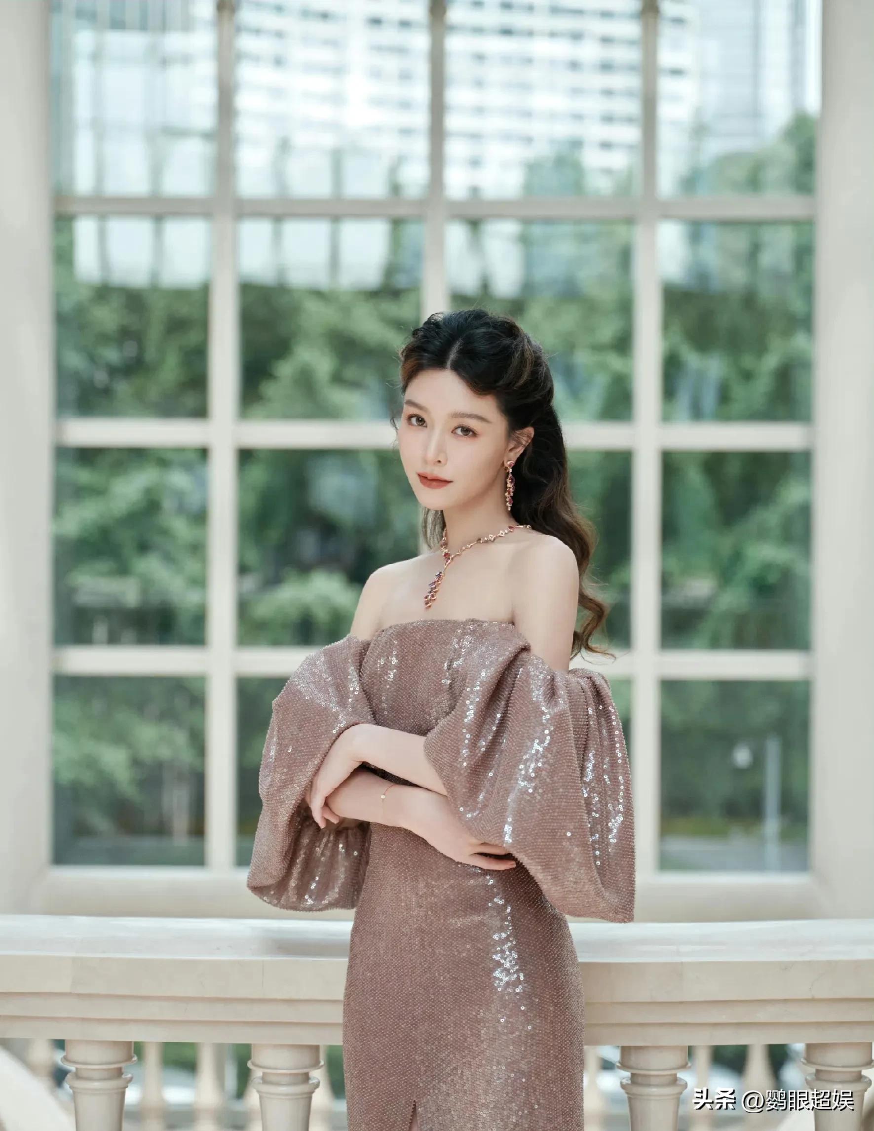 Janice Man's shiny tube top dress photo is breathtakingly beautiful - iMedia