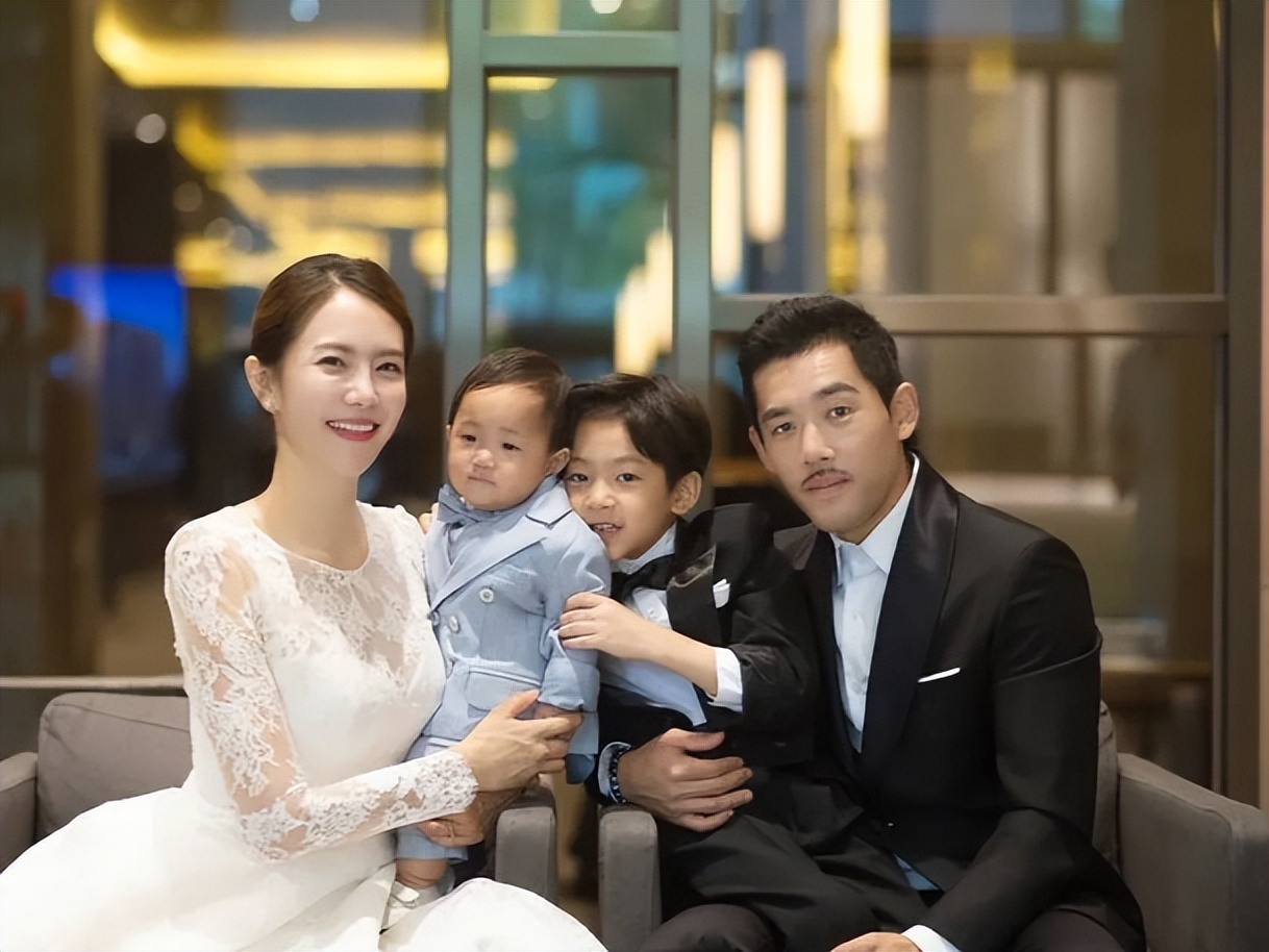 Lin Zhiying and Liu Hana are in the same frame again after 16 years ...