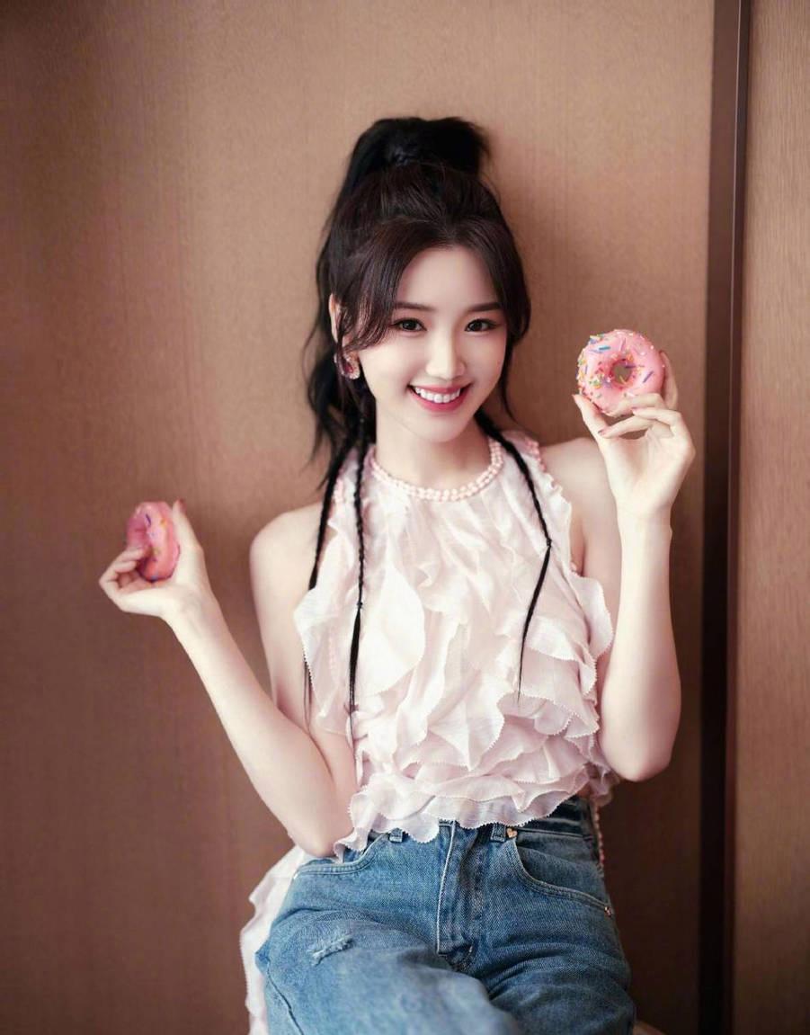 Zhao Liying, Yang Zi, Zhang Yixing, Lin Junjie and other stars posted beautiful photos on the ...