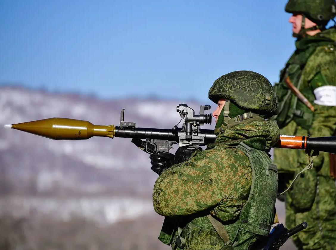 RPG-30 rocket launcher, the classic continuation of RPG-7!With one more ...