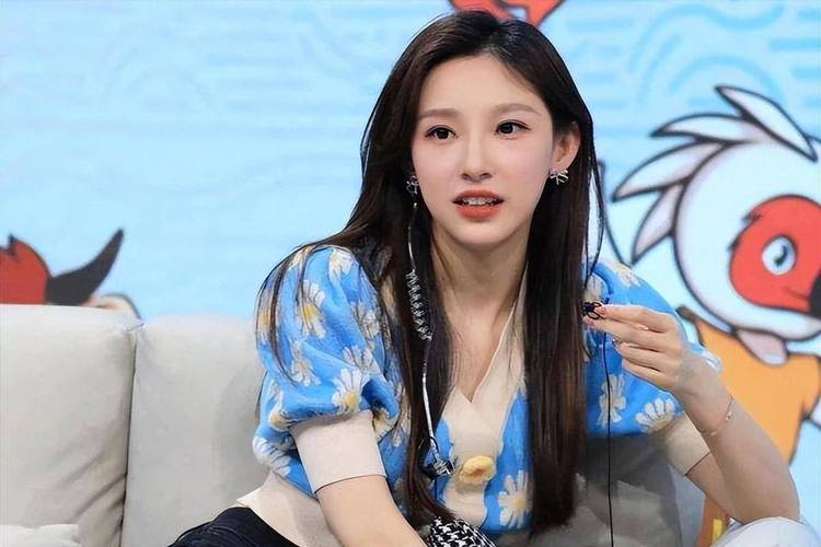 The new "CCTV First Sister" successor? Overwhelming Dong Qing and Li ...