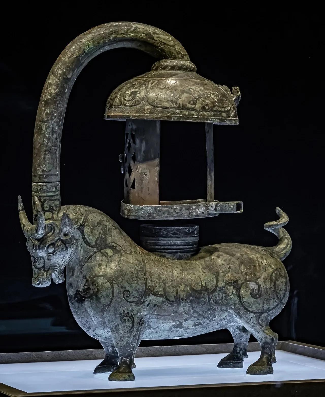 Eastern Han Dynasty Bronze Bull Lamp with Inlaid Silver Decoration - iNEWS