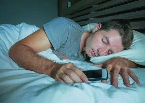 Playing with mobile phones for a long time, be careful to harm your ...