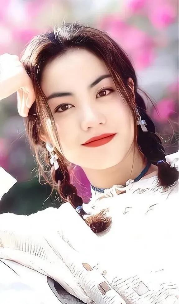 This is the first time I saw Faye Wong so feminine!Heavy makeup can't ...