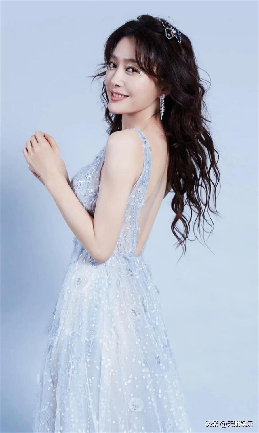 Actress and singer Qin Lan's photo album "Eighteen" - iNEWS