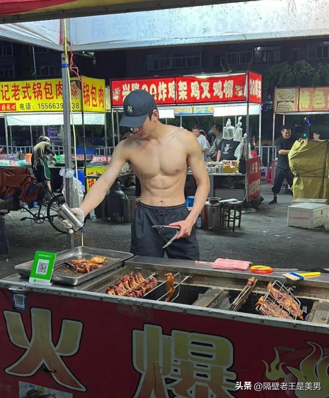 The 190cm tall and handsome night market barbecue stall owner, shirtless barbecue, showing off ...