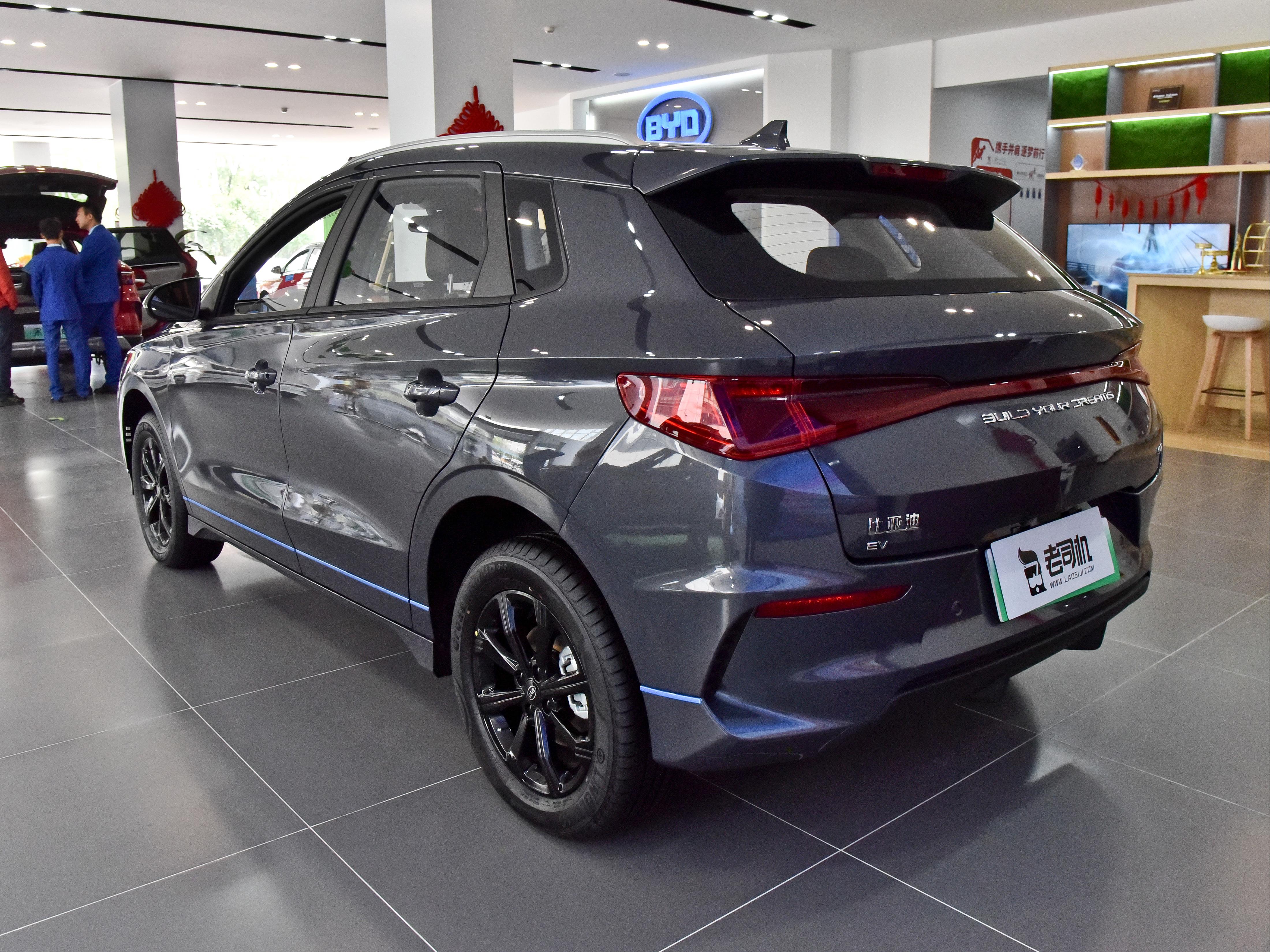 401km cruising range, blackened rims, not much space, real shot of BYD ...