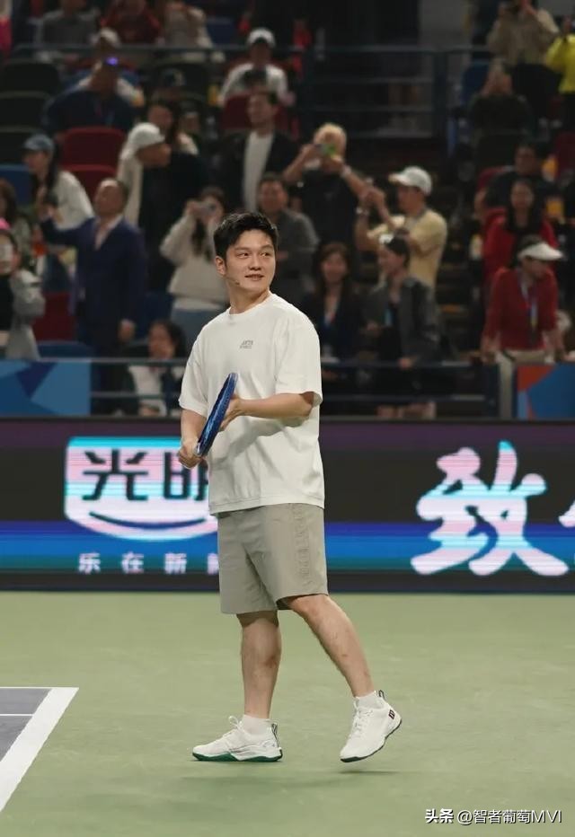 Federer, Eason Chan defeated Fan Zhendong and Zhang Zhizhen 2-0 - iNEWS