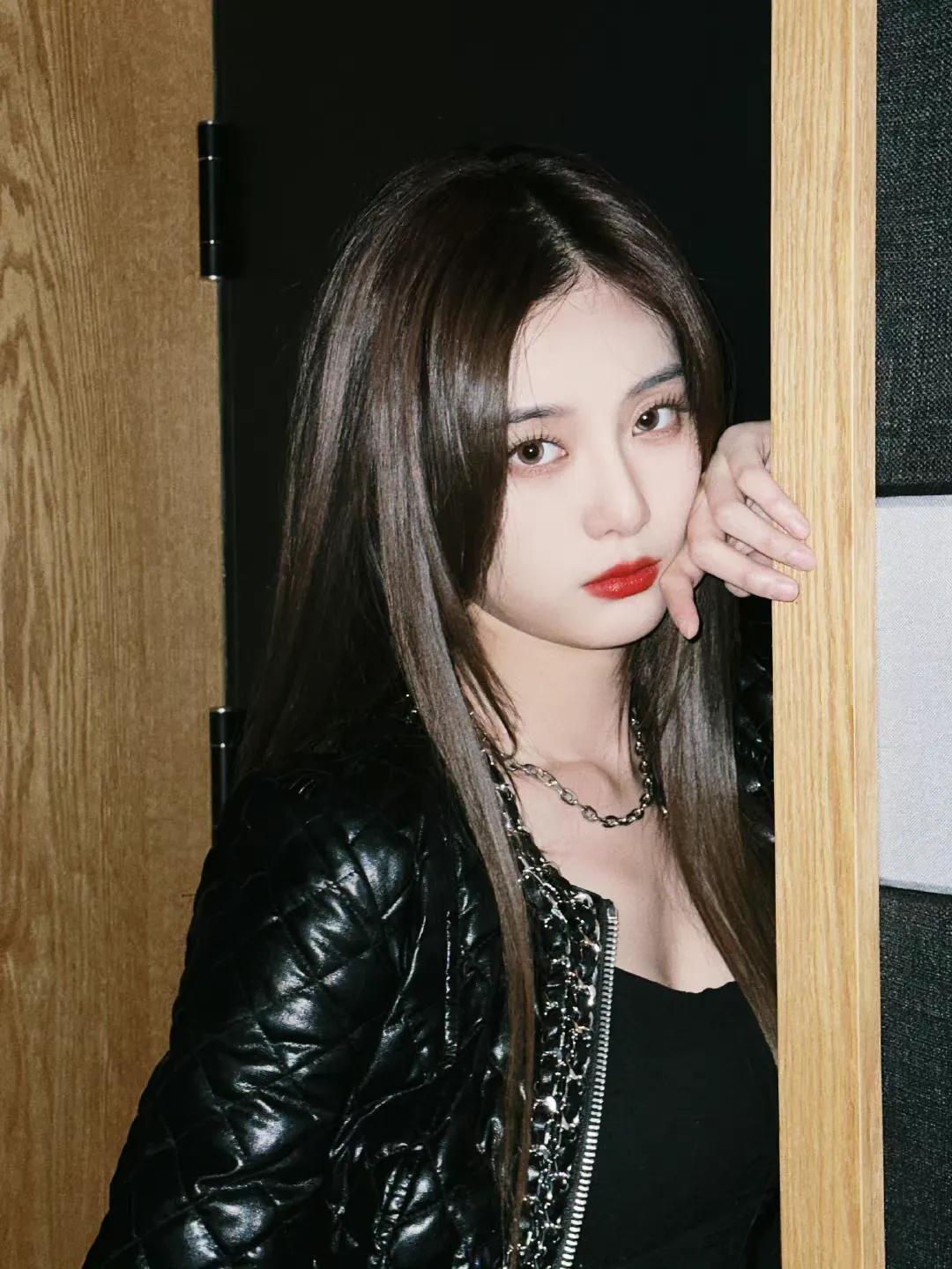 Xu Yiyang's latest indoor photo shoot - iNEWS