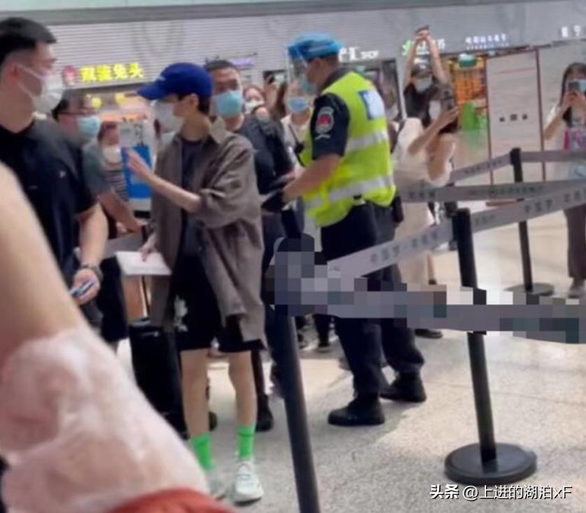 What does Luo Yunxi look like in real life? Say goodbye to the filters ...