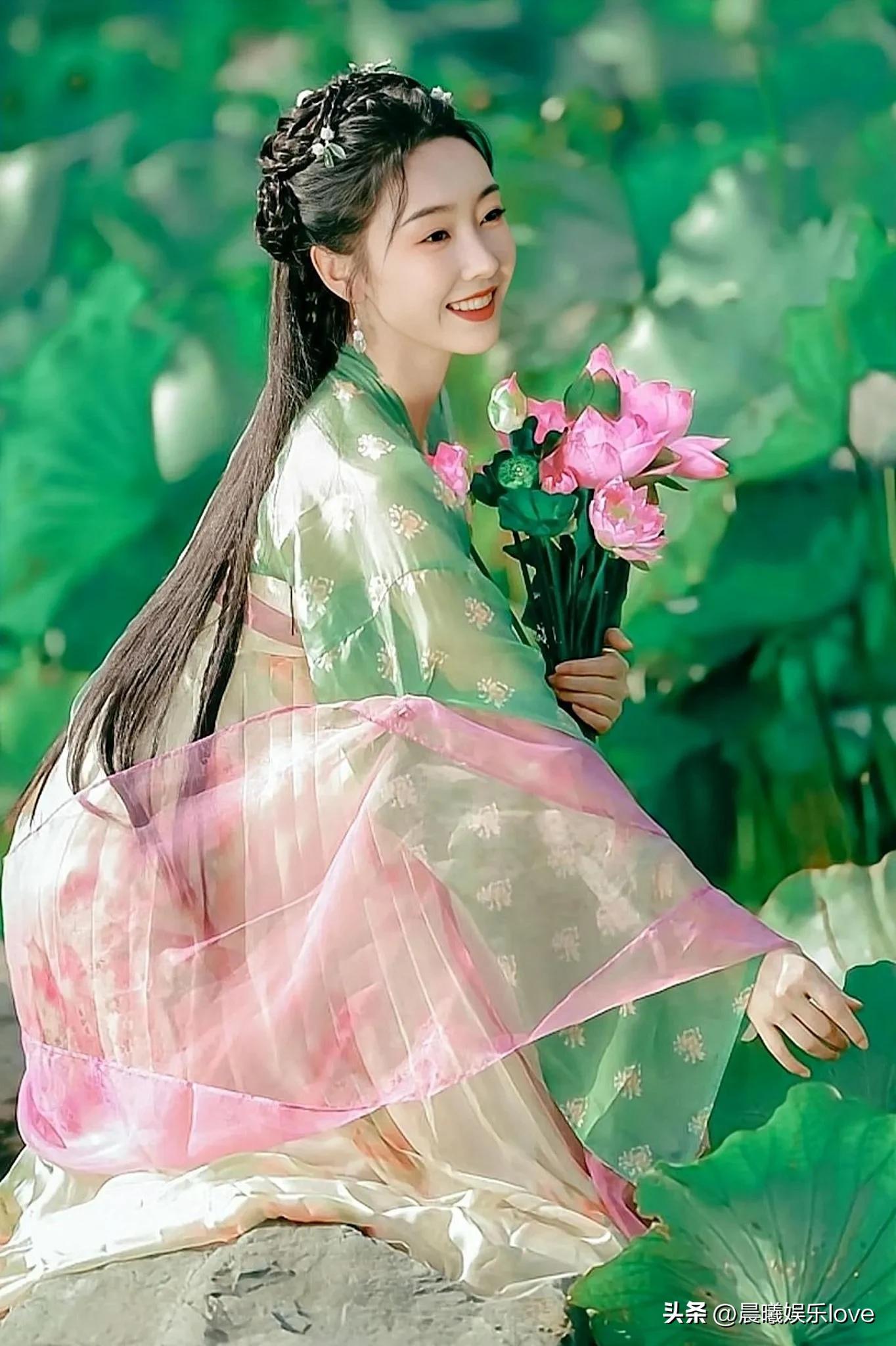 Xuan Lu is known as the flower fairy in ancient costumes, she is so ...