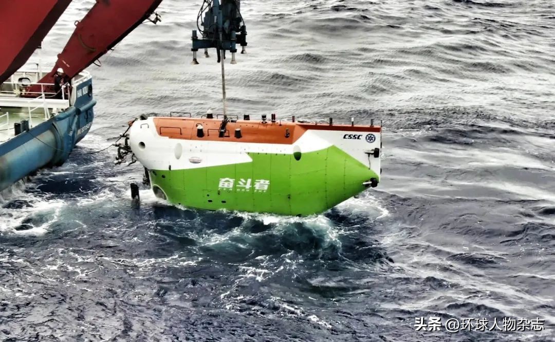 He dived into the 10,000-meter seabed with the flag - iNEWS