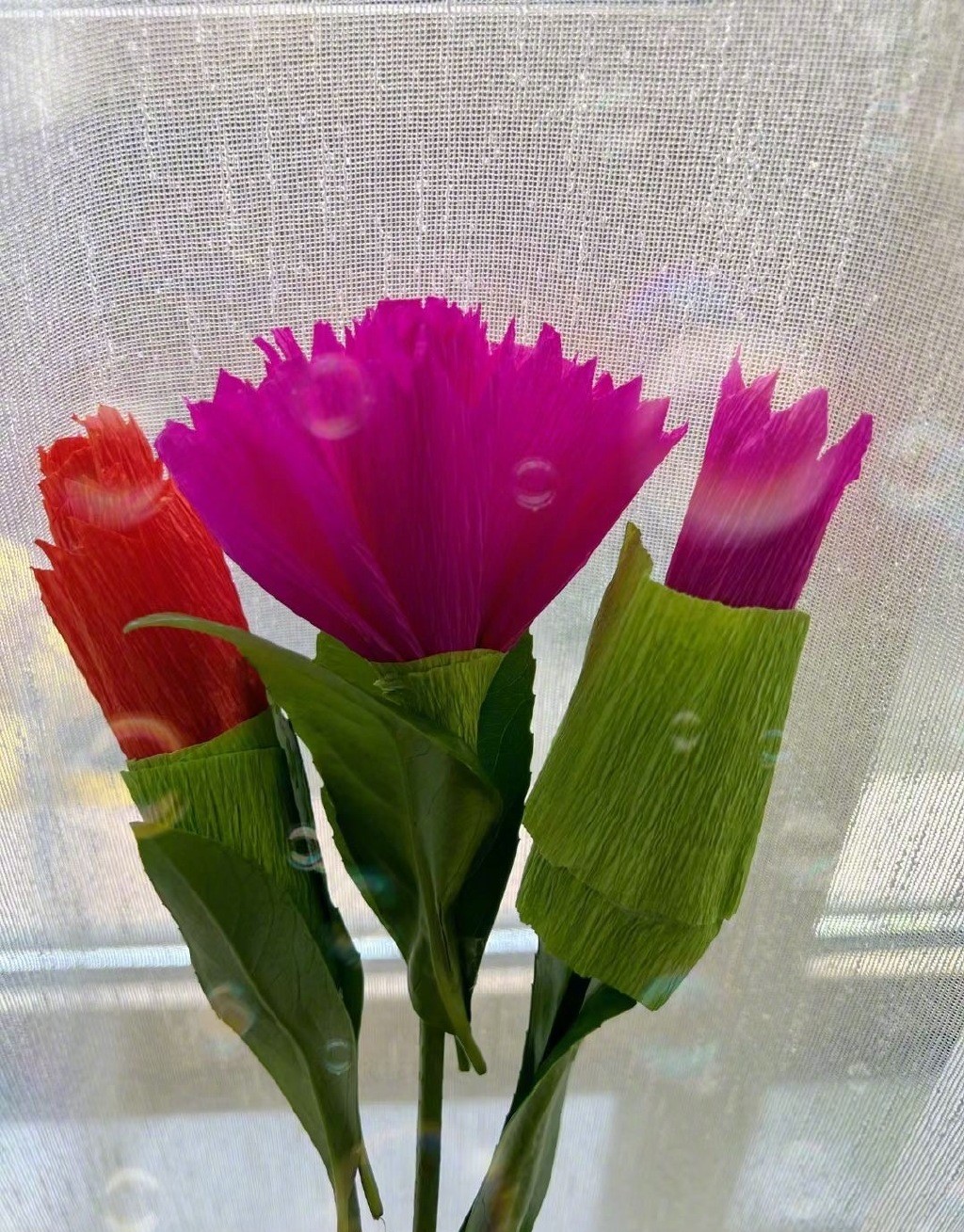 Xie Na received handmade carnations made by three little babies on ...