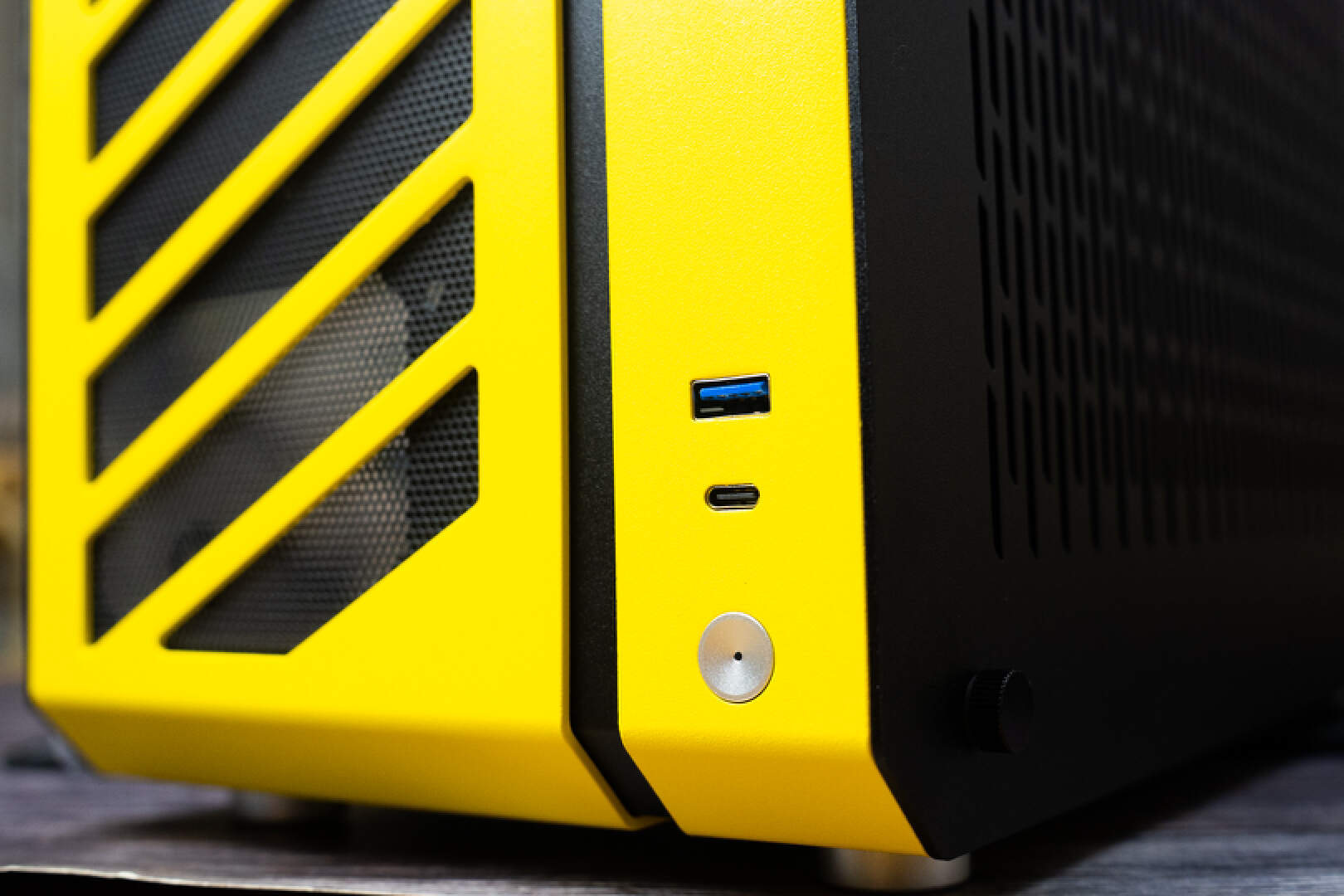 4070ti is plugged into a small chassis, I want all the appearance, temperature control and noise ...