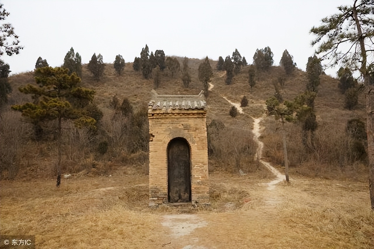 Huo Qubing's tomb and Wei Qing's tomb are only separated by a wall. Why ...