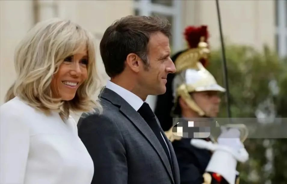45-year-old Macron hugs his 70-year-old wife for a group photo ...