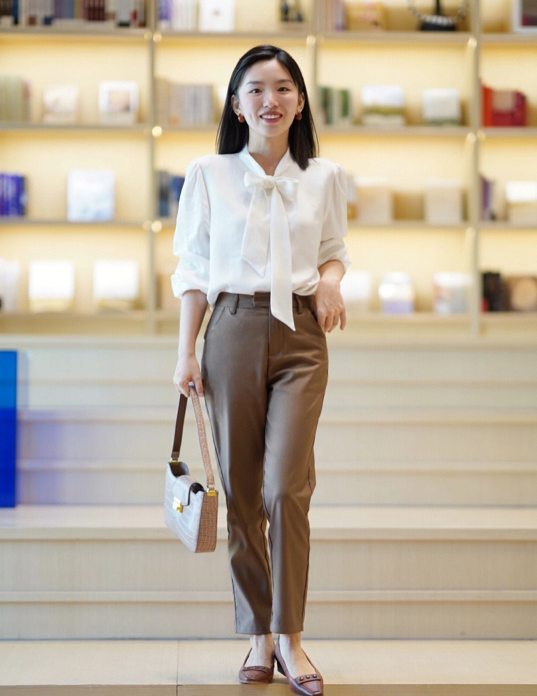 Several sets of elegant, intellectual and versatile commuter ...