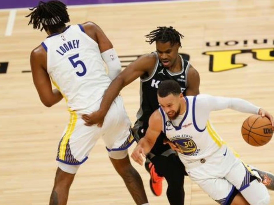 Model worker + rebounding king! Looney is Rodman Cole next to Curry to ...